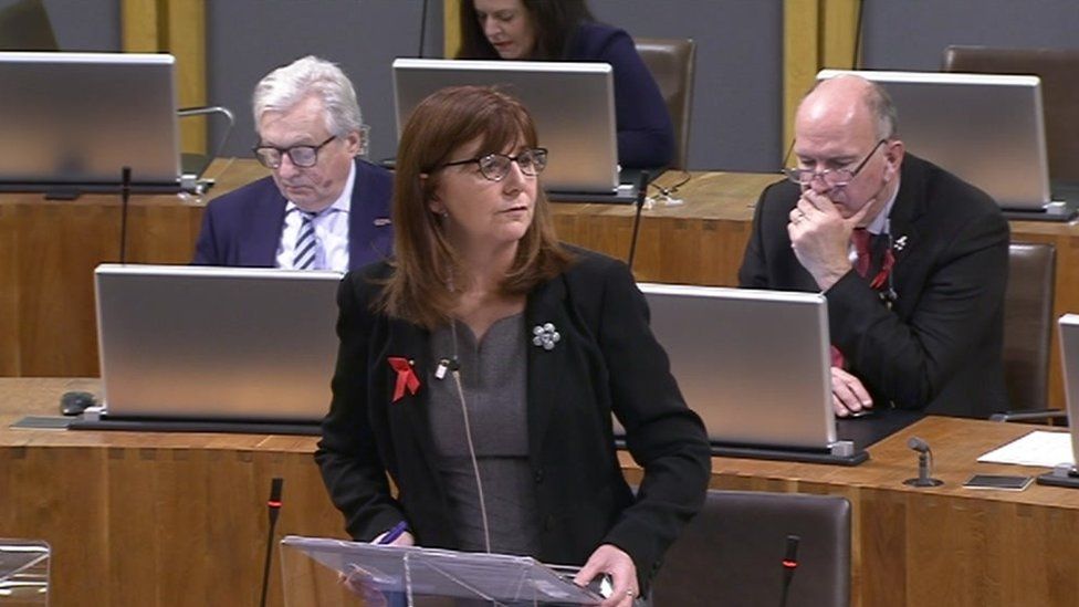 Ministers' confidence in under-fire Natural Resources Wales - BBC News