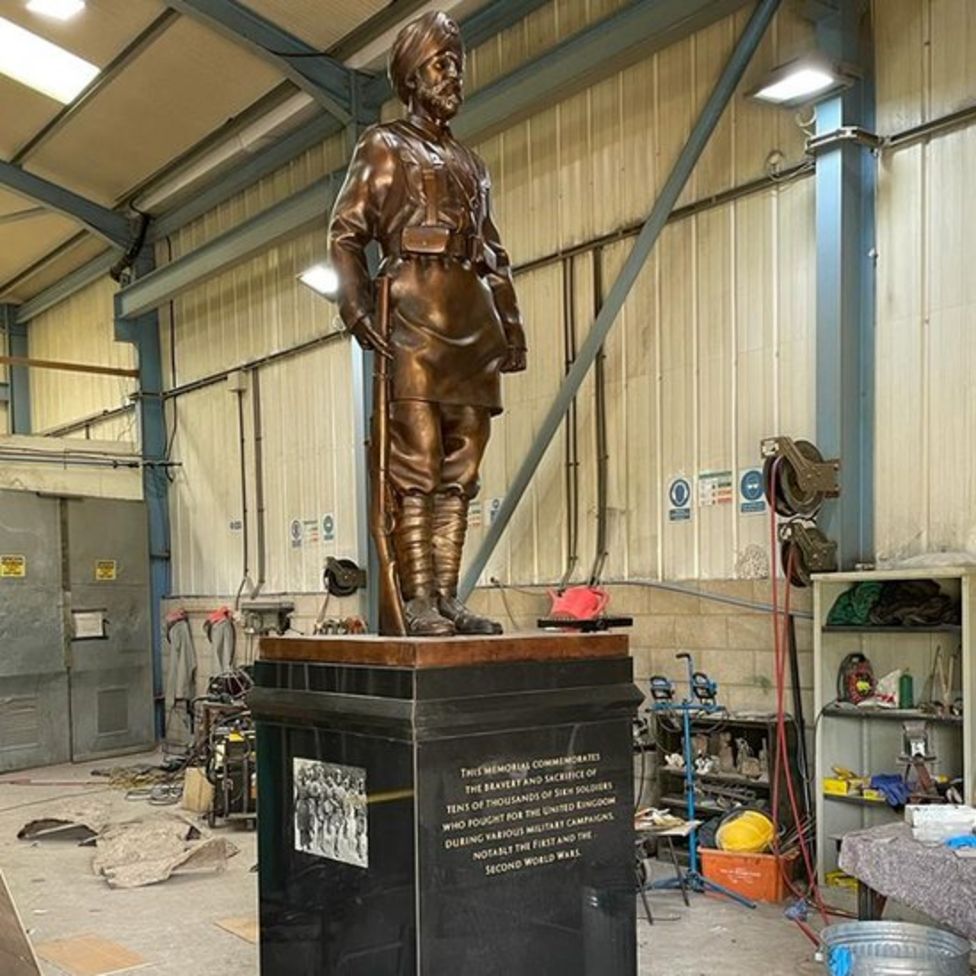 Leicester: Statue honouring Sikh soldiers unveiled - BBC News
