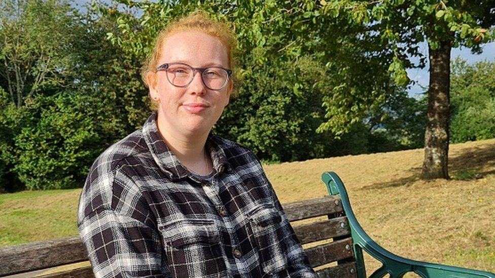 'Angen gwella cefnogaeth iechyd meddwl pobl ifanc ar frys' - BBC Cymru Fyw