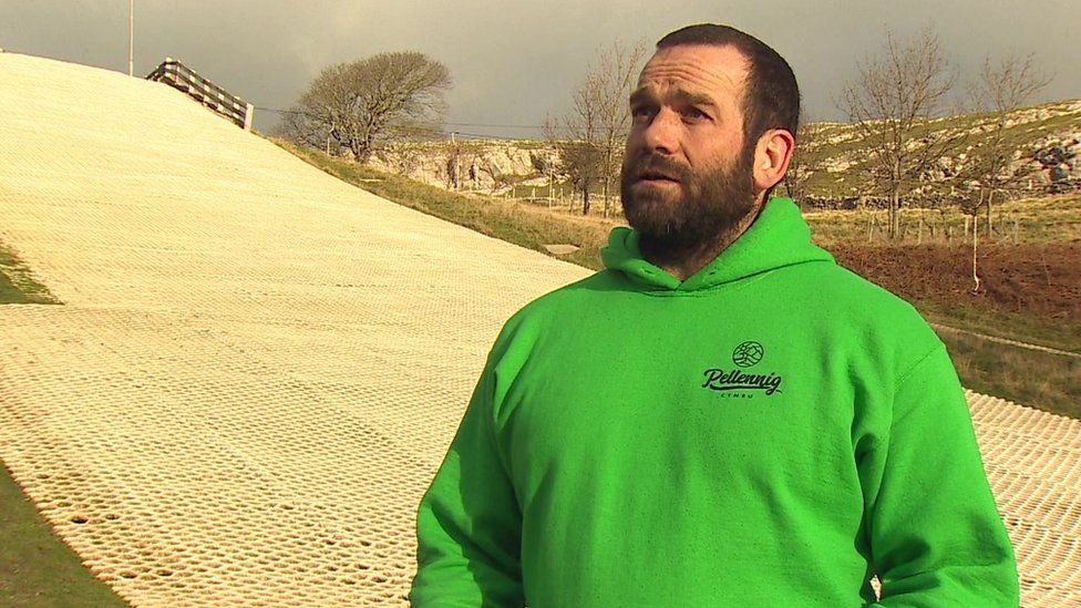 Diffyg eira i sgïo 'yn batrwm sy'n mynd i barhau' - BBC Cymru Fyw