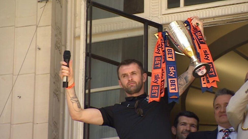 Luton Town promotion: Hatters hold open-top bus tour - BBC News