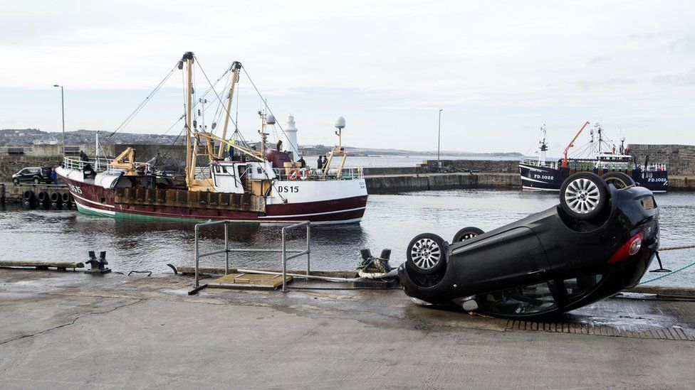Trio honoured for Macduff sinking car rescue bravery - BBC News