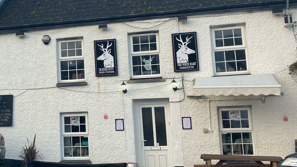 Dau wedi marw yn dilyn tân mewn tŷ yn Sir Benfro - BBC Cymru Fyw