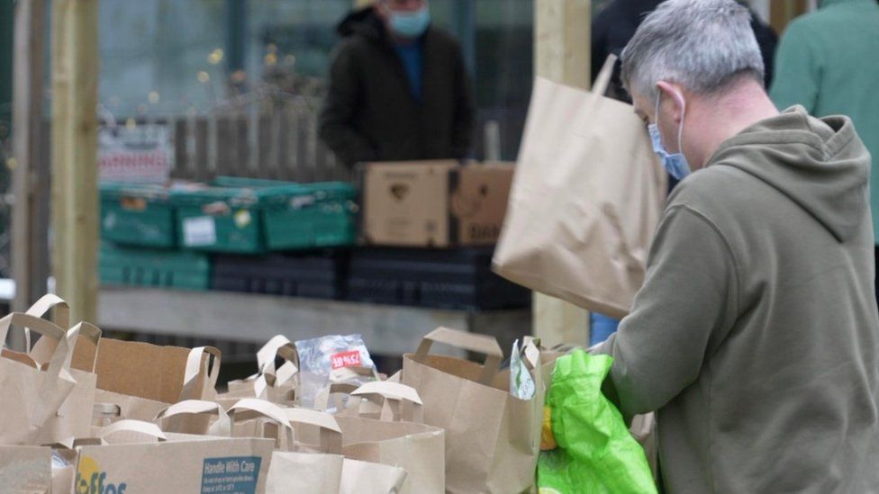 Newtown: Food saved from landfill feeds 465 people - BBC News