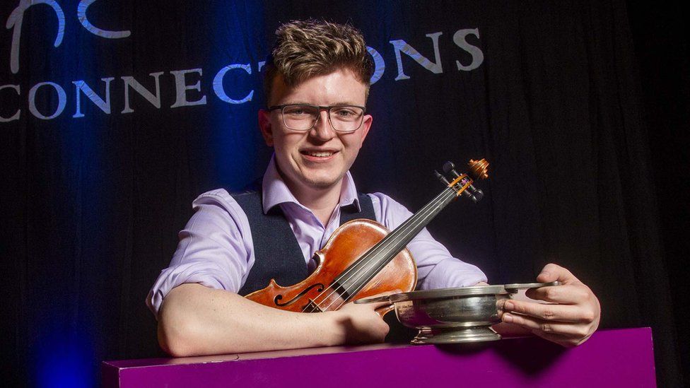 Fiddle player wins young traditional musician award - BBC News