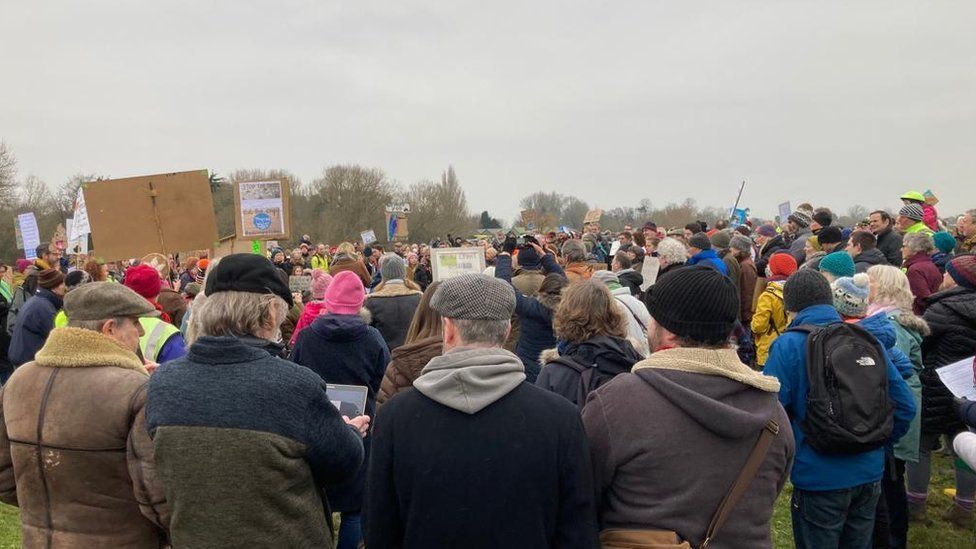 Hundreds protest in Oxford over sewage in River Thames - BBC News