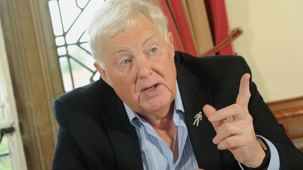 Tributes to Dudley Council deputy leader David Vickers - BBC News