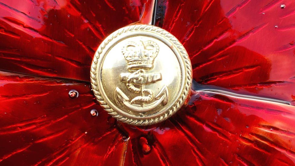 Lymington sculptor plans poignant Armistice Day poppy hunt - BBC News