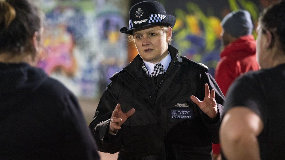 Women to join patrols with Met Police in 'unsafe' areas - BBC News