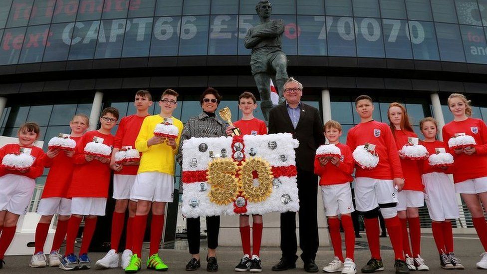 Cancer fundraiser Jonjo Heuerman, 14, walks to Wembley - BBC News