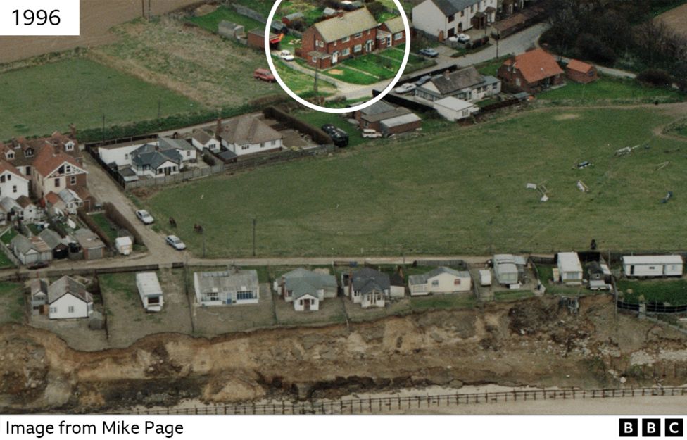 Happisburgh: The Norfolk village crumbling into the sea - BBC News
