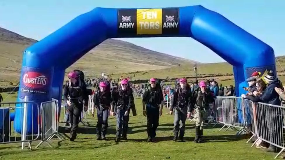 Ten Tors challenge ends in Dartmoor sunshine - BBC News