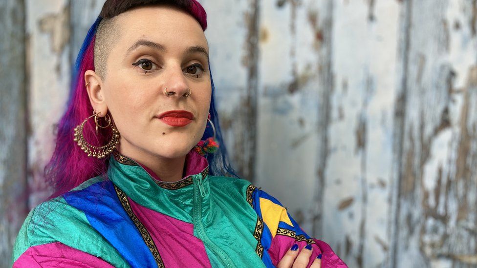 Tri llun: Izzy Rabey - BBC Cymru Fyw