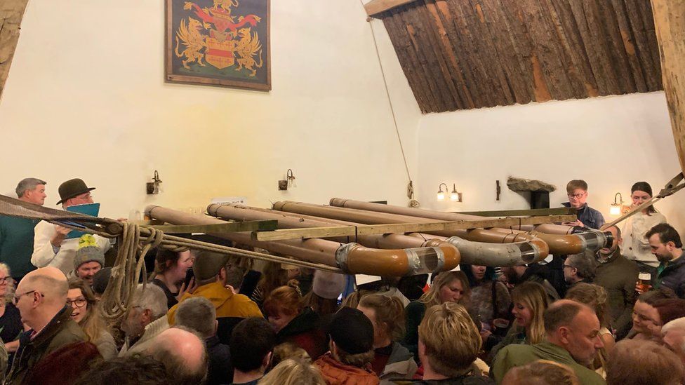 Ferret racing draws record crowd in Yorkshire Dales pub - BBC News