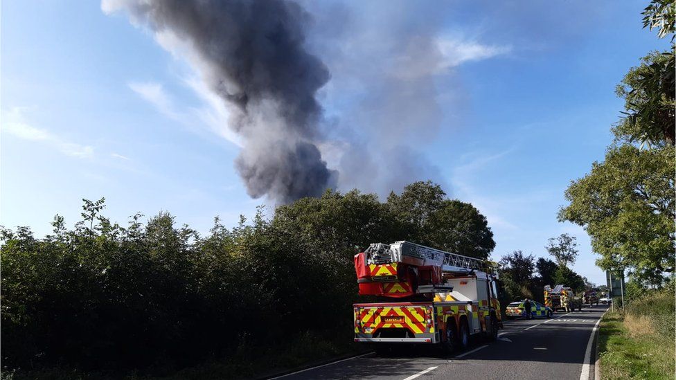 Northamptonshire: Fire prompts Brackley smoke-plume warning - BBC News