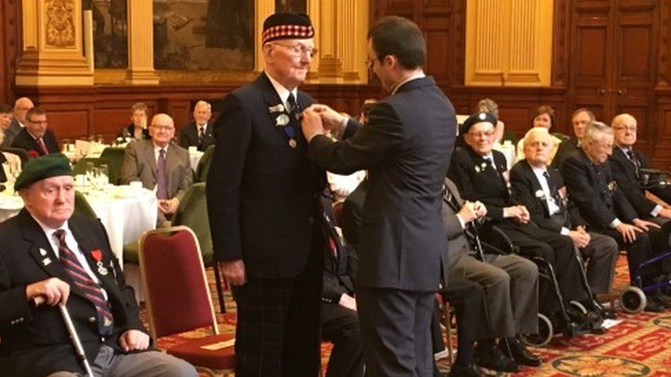 D-Day veterans awarded France's Legion d'Honneur in Devon - BBC News