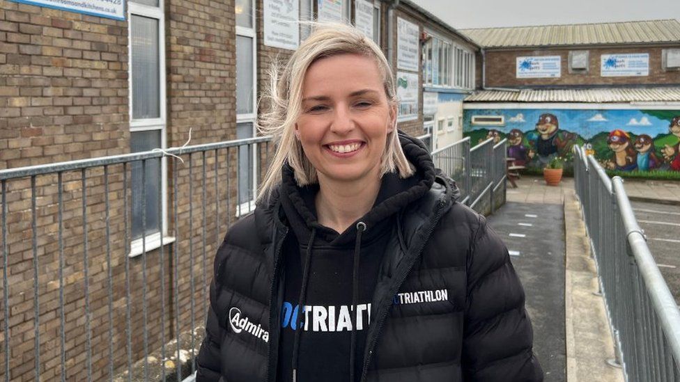 Pwll nofio Aberteifi yn cau yn sgil 'dyledion sylweddol' - BBC Cymru Fyw