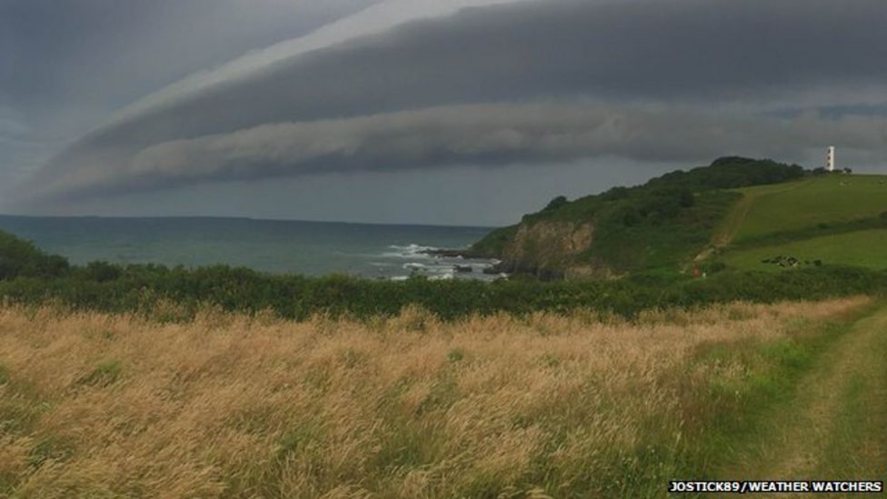 Stunning shelf clouds - BBC Weather