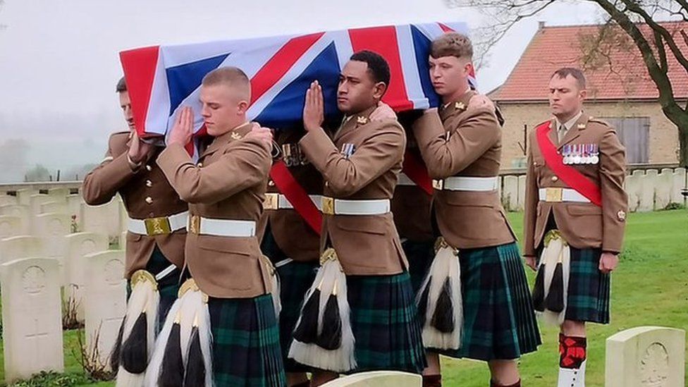 WW1 Tyneside Scottish soldiers in French cemetery identified - BBC News