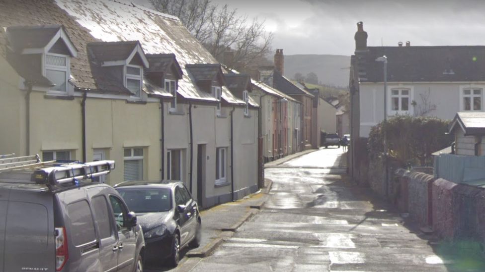 Brecon: Woman in hospital after fire in three houses - BBC News