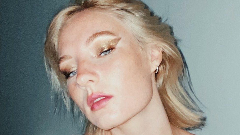 Live at Lydiard: artists relish playing to a live audience - BBC News