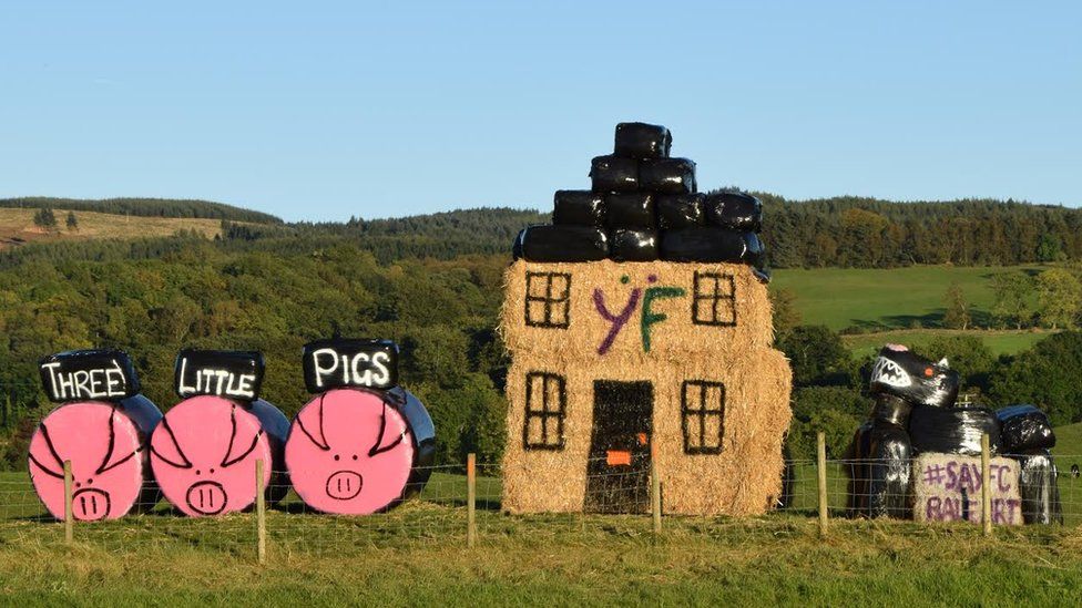 Farmers from around Scotland make art from bales of hay - BBC News