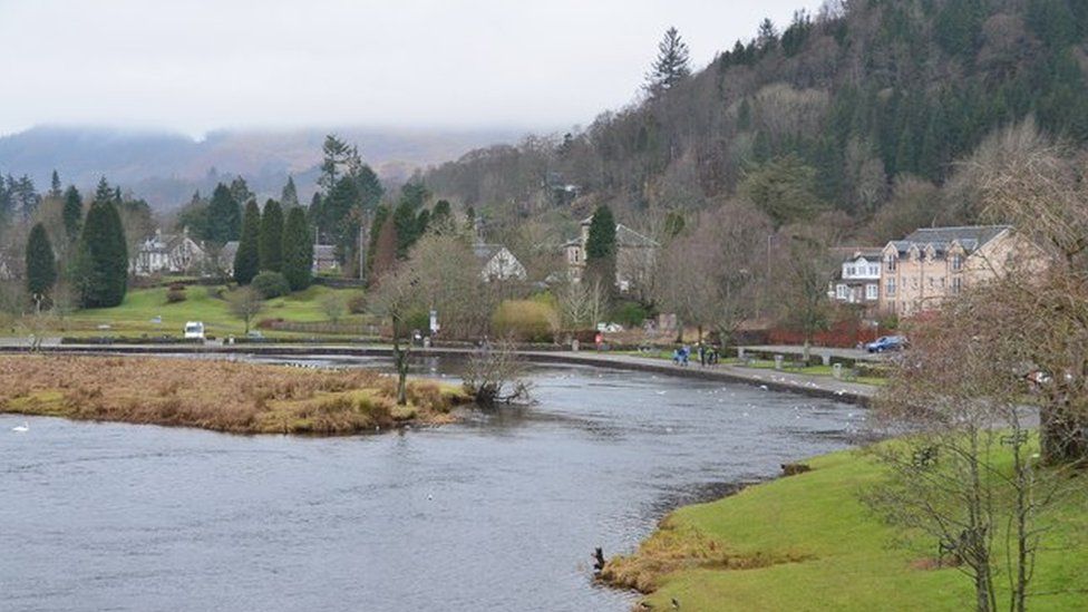 Flood warning as River Teith levels 'peak' - BBC News