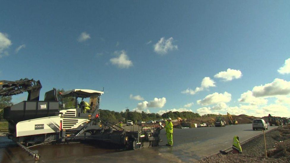 New M8 bridge lifted into place near Bellshill - BBC News