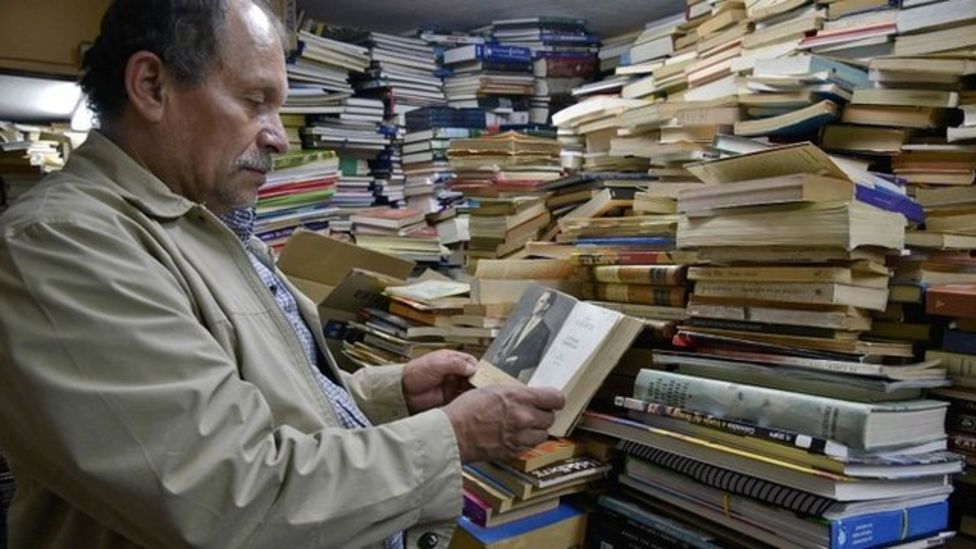 Dustbin man builds free library of thrown away books - BBC News