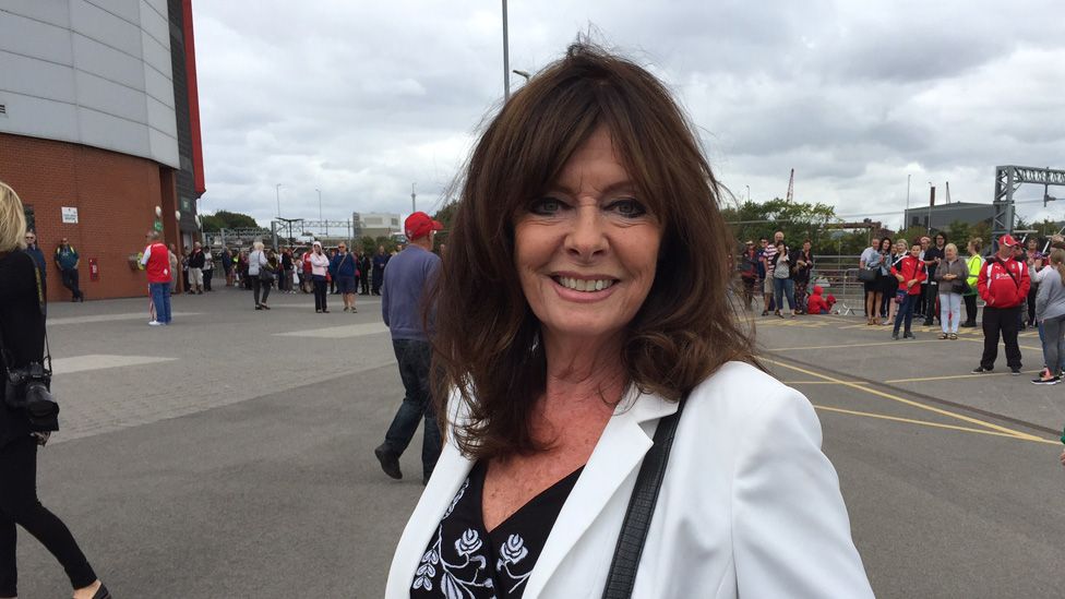 Chuckle Brothers star Barry's funeral held in Rotherham - BBC News