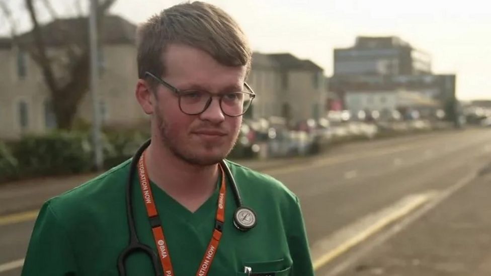 Junior doctors in Northern Ireland strike over pay - BBC News