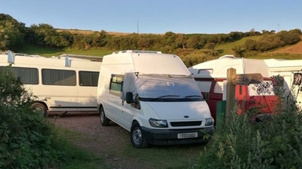 Morfa Bychan: Gwersyllwyr 'yn gwagio'u toiledau' ar dwyni tywod - BBC ...