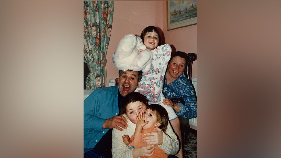 Bereaved blogger Rochelle Bugg shares story to help young carers - BBC News