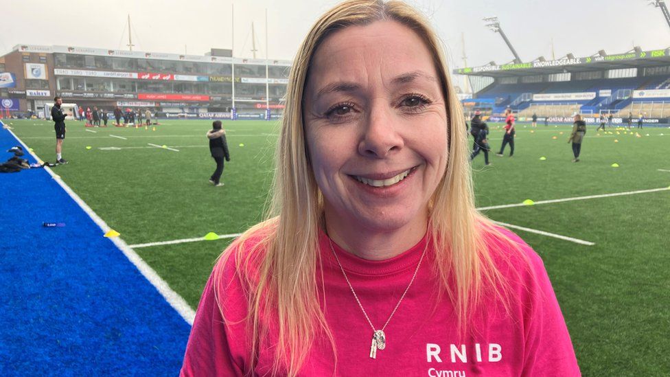 'Dylai plant sydd â nam golwg gael yr un cyfleoedd' - BBC Cymru Fyw