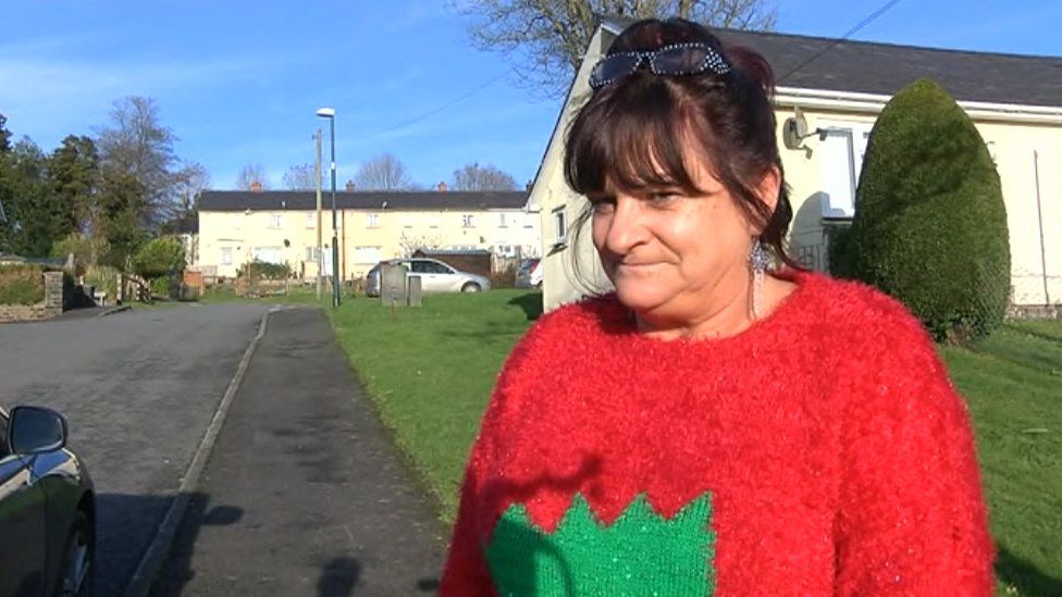 Lampeter mother-of-four 'will be homeless on Boxing Day' - BBC News