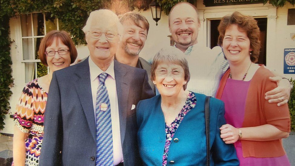 BBC TV weatherman Graham Parker dies aged 90 - BBC News