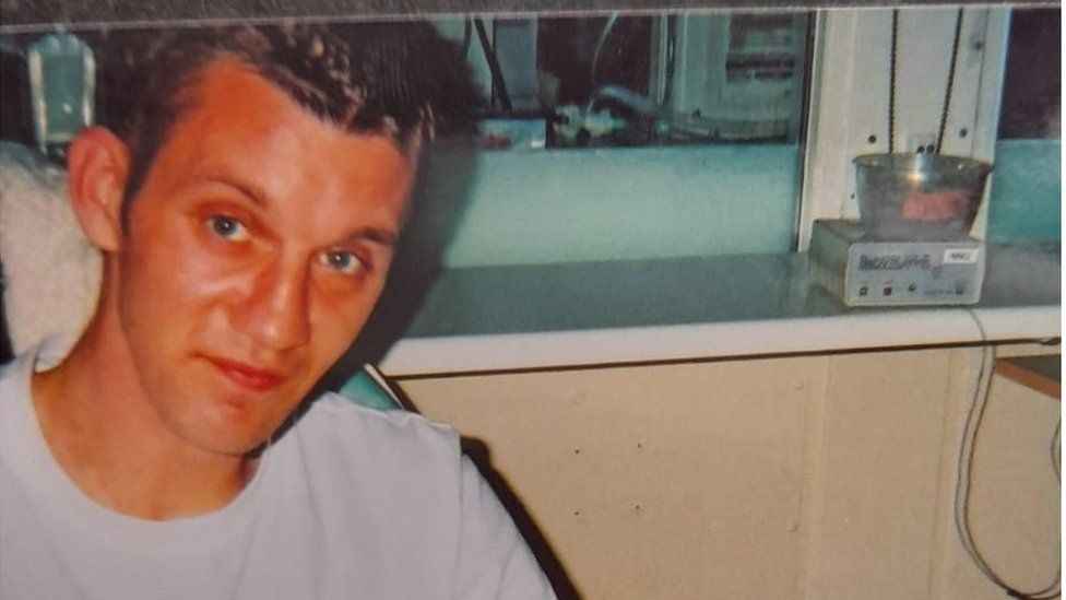Shoreditch: Drug addict jailed for strangling friend - BBC News