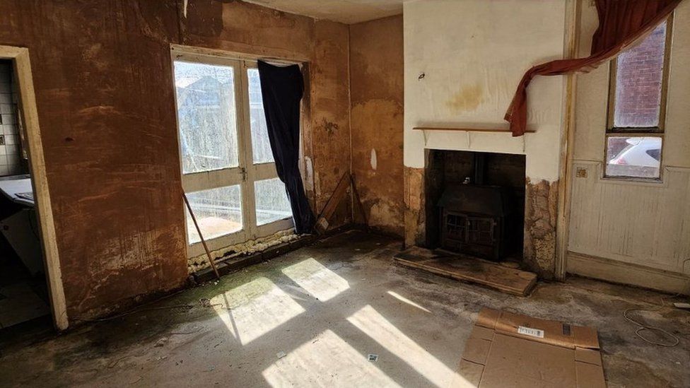 Former D.H. Lawrence home sells for £91,000 - BBC News