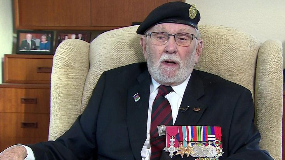 D-Day veteran George Batts dies aged 97 - BBC News