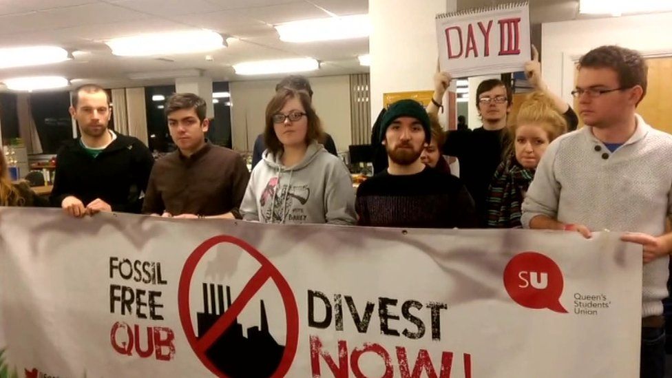QUB: Politicians support students' fossil fuel protest - BBC News