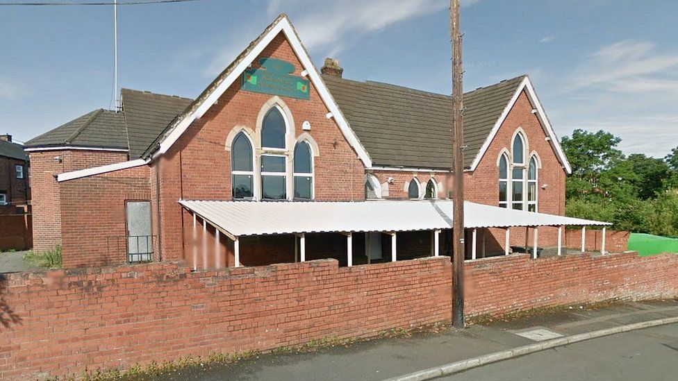 Video shows women putting bacon on Oldham mosque - BBC News