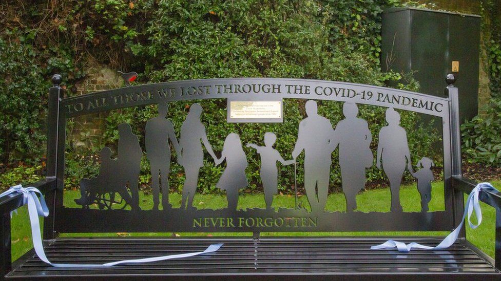Bench memorial in Winchester to remember Covid-19 victims - BBC News