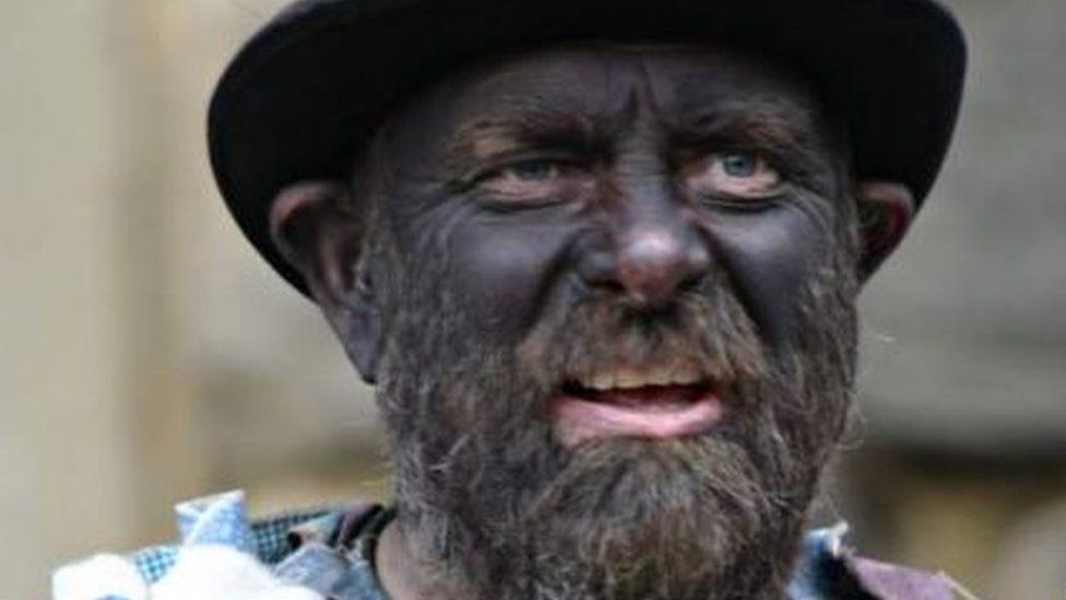 Black face-paint Morris dancers heckled in Birmingham - BBC News