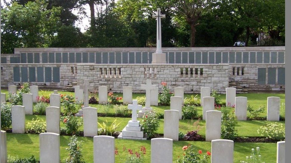 Princess Anne marks SS Mendi tragedy in Southampton - BBC News