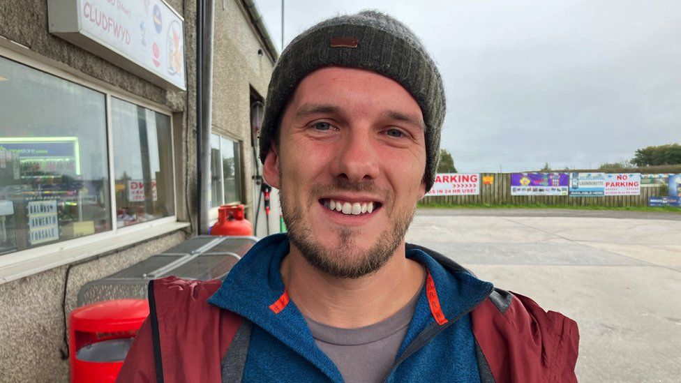 Rheol 20mya: Beth yw'r farn ar ôl mis? - BBC Cymru Fyw