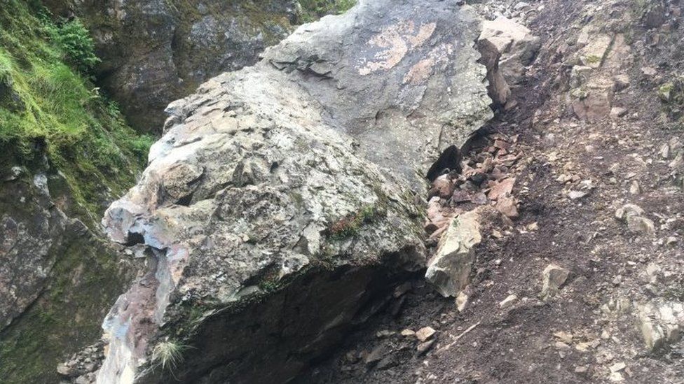 Lake District leaning boulder plunges down Lord Rake ravine - BBC News