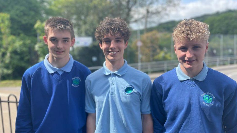 Y pandemig yn parhau i effeithio ar arholiadau disgyblion - BBC Cymru Fyw