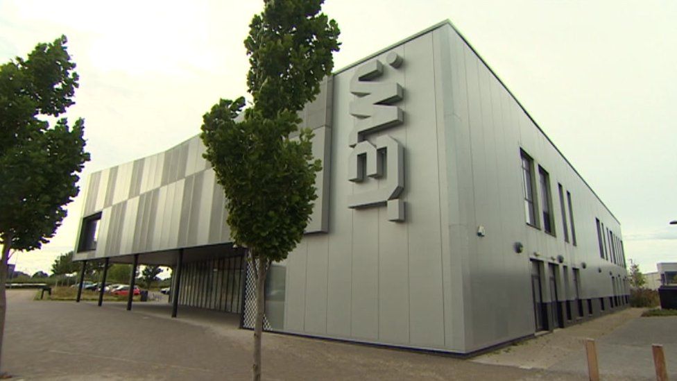 iMET: Sale of Cambridgeshire college could mean £6.6m loss - BBC News
