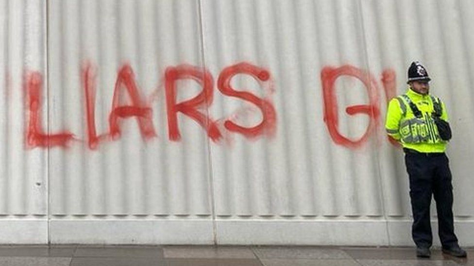 16 wedi eu harestio yn dilyn protest gorsaf heddlu Caerdydd - BBC Cymru Fyw