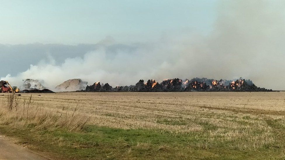 Hemswell fire: 30,000 straw bales go up in smoke - BBC News